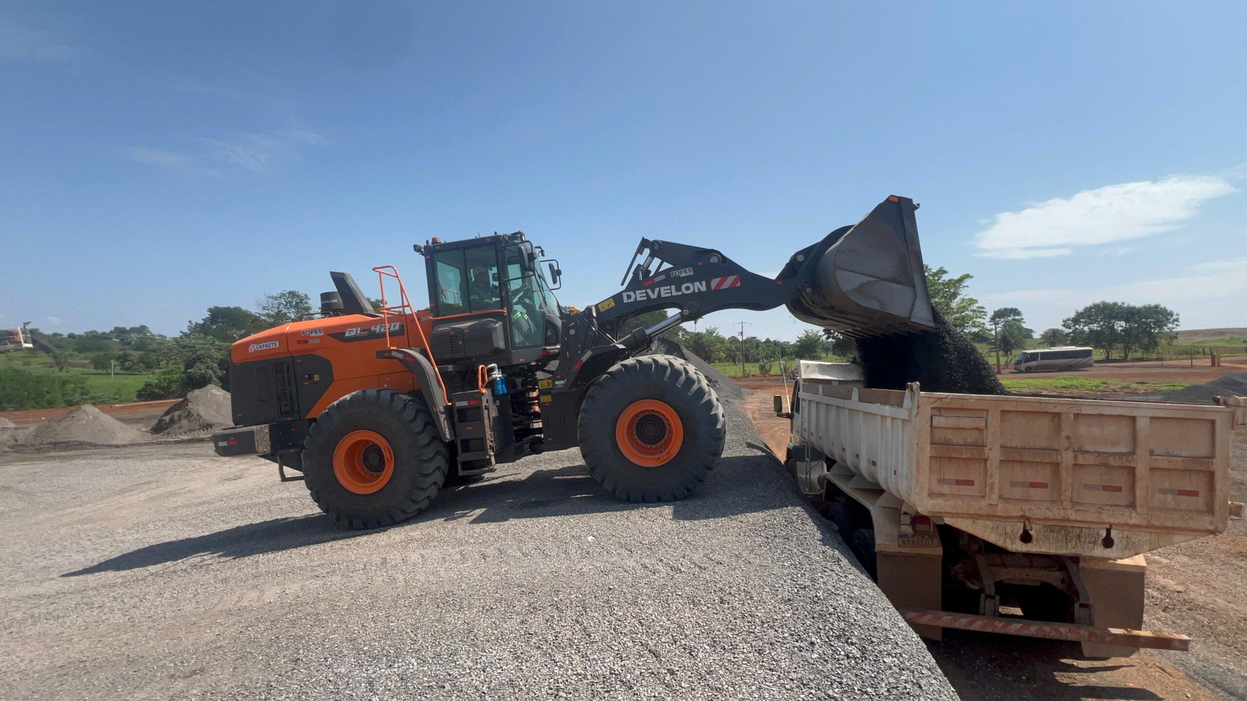 Onde a pá carregadeira é usada? Veja 5 atividades em que esse ...